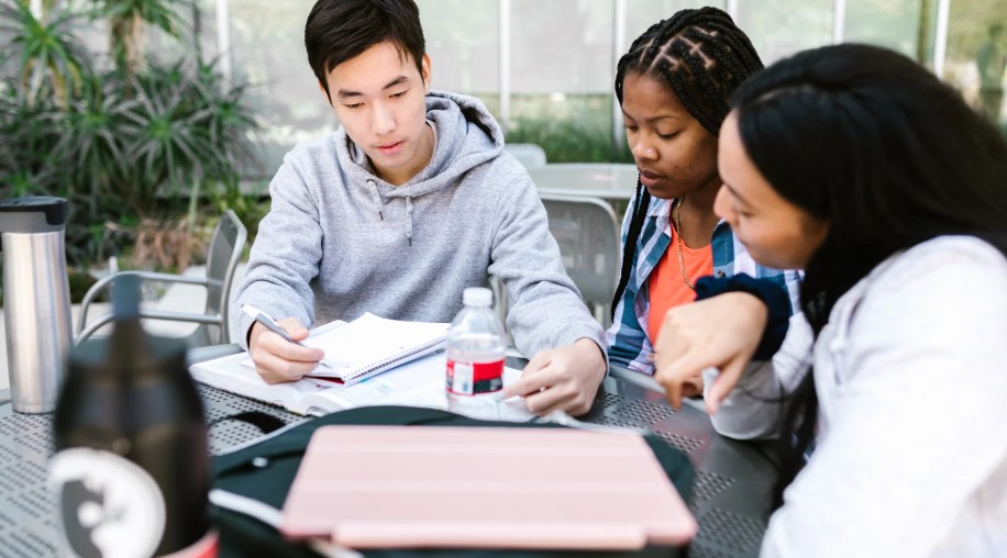 What GCSEs Do I Need to Be a Lawyer? | Essential Subjects Explained